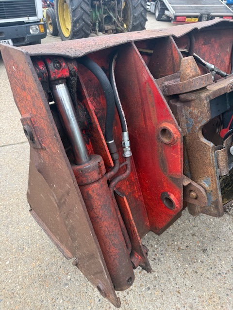 JCB 4in1 Bucket – Kent Tractors